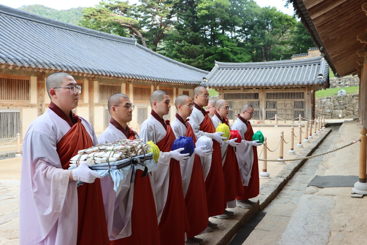 해인사, 천년 법보 지킨 단오 전통 ‘소금묻기’