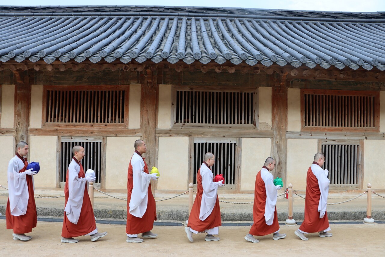 해인사, 천년 법보 지킨 단오 전통 ‘소금묻기’