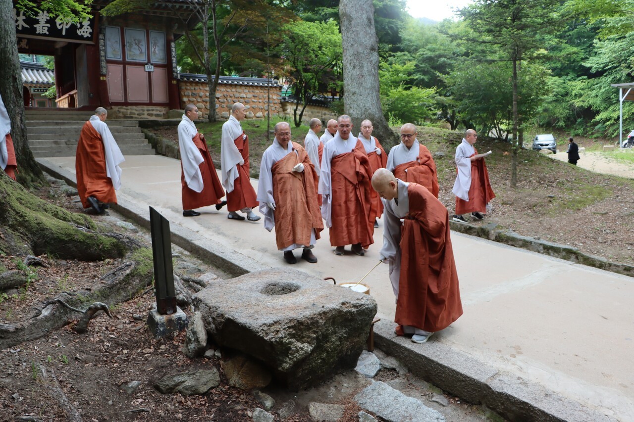 해인사, 천년 법보 지킨 단오 전통 ‘소금묻기’